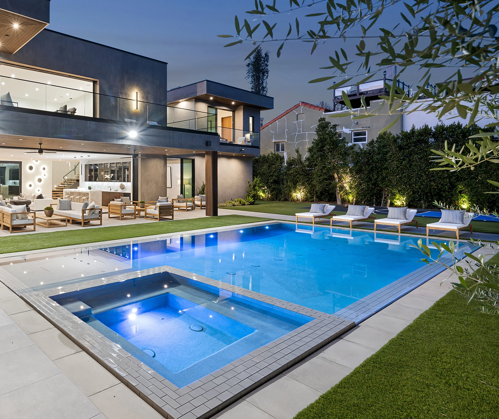 Piscină sau Jacuzzi: Avantaje, Costuri și Beneficii